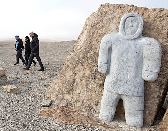 Photo: Harper visits the memorial to the High Arctic relocatees ...