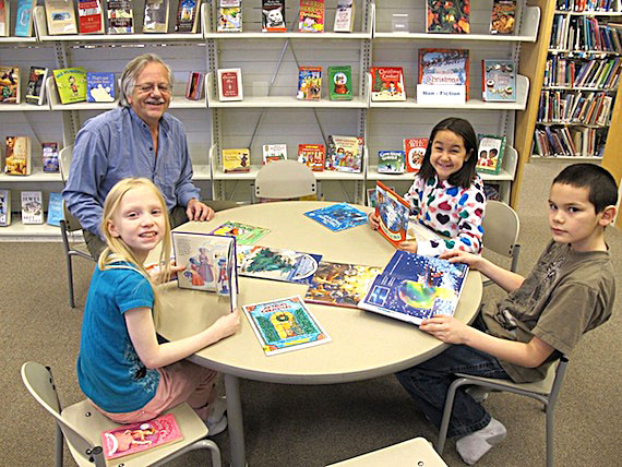 Photo: Holiday reading in Cambridge Bay | Nunatsiaq News