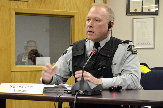 Iqaluit councillors want police to act against storefront drug dealers ...