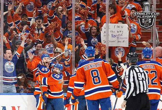 Photo: Nunavummiut cheer on NHL playoffs | Nunatsiaq News